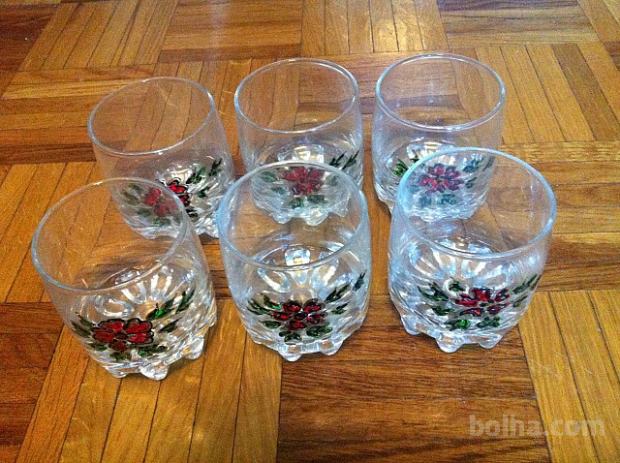 Stekleni kozarci s poslikavo in viski v steklenici za 50 let