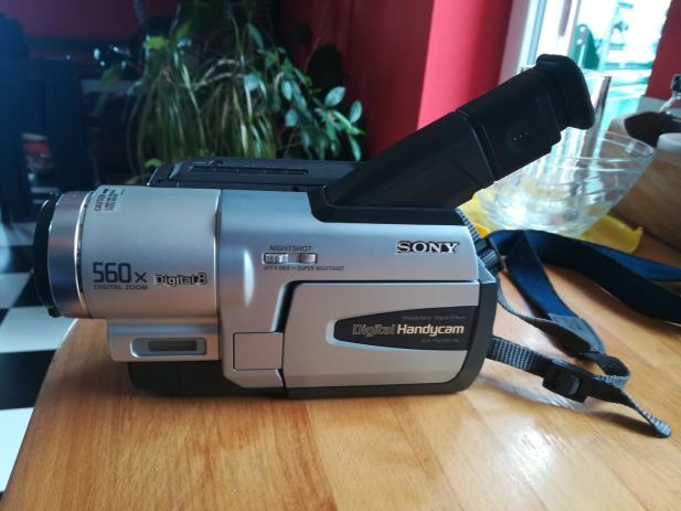 Prodam digitalno videokamero SONY DIGITAL 8 Handycam DCR -TRV130E