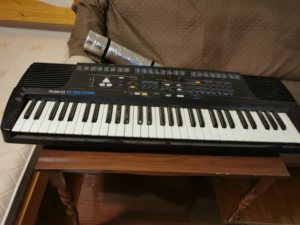 Sintisajzer Roland e16