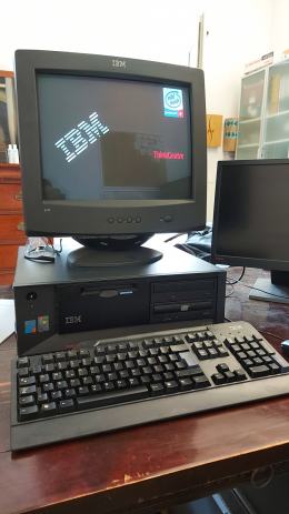 Retro računalnik IBM ThinkCentre Pentium 4 + CRT monitor IBM E74