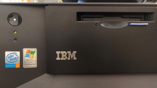 Retro računalnik IBM ThinkCentre Pentium 4 + CRT monitor IBM E74