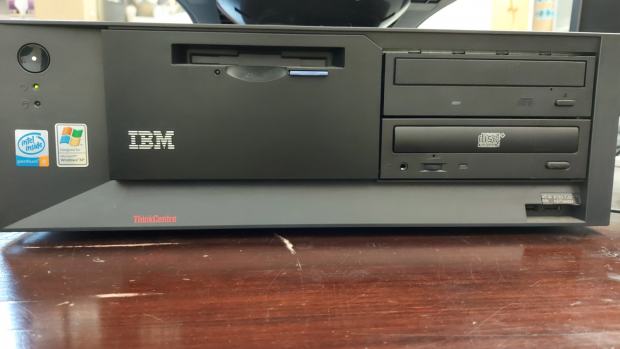 Retro računalnik IBM ThinkCentre Pentium 4 + CRT monitor IBM E74