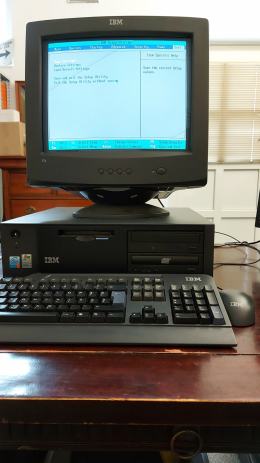 Retro računalnik IBM ThinkCentre Pentium 4 + CRT monitor IBM E74