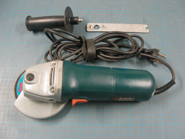 Kotni brusilnik Black & Decker KG72, samo 3x rabljen, kot nov, prodam