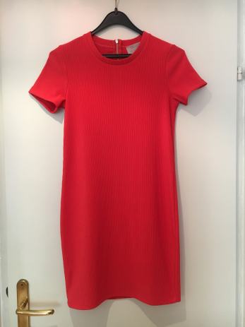 Rdeča obleka s kratkimi rokavi