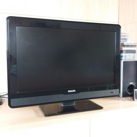 Philips LCD TV 32PFL3403 81 cm (32) HD Ready with Digital Crystal Cle