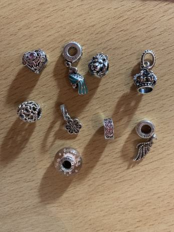 Pandora obeski in zapestnica