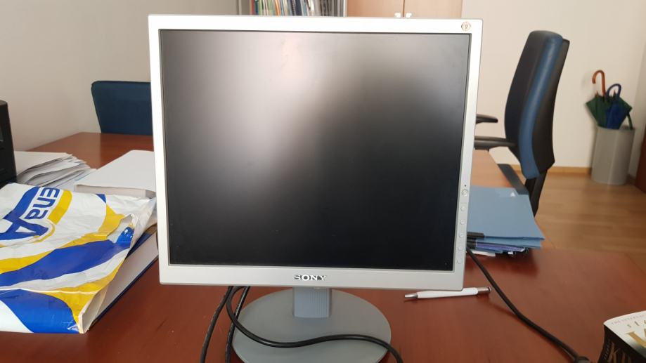 Sony LCD monitor 15 inčev, VGA priključek