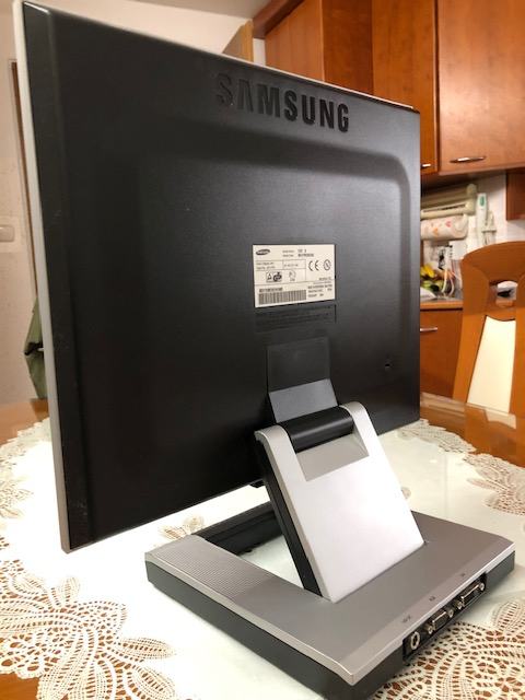 17 LCD monitor SAMSUNG Syncmaster 172t