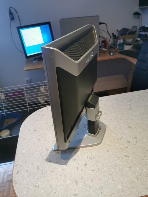 LCD PHILIPS 190B z vsemi kabli (220v+VGA) - 10 evrov