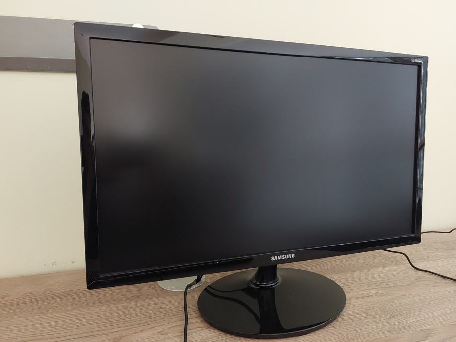 Prodam odlično ohranjen SAMSUNG S24D330H LCD monitor/zaslon