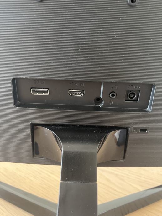 Ukrivljen Samsung monitor/zaslon C27F398FWU