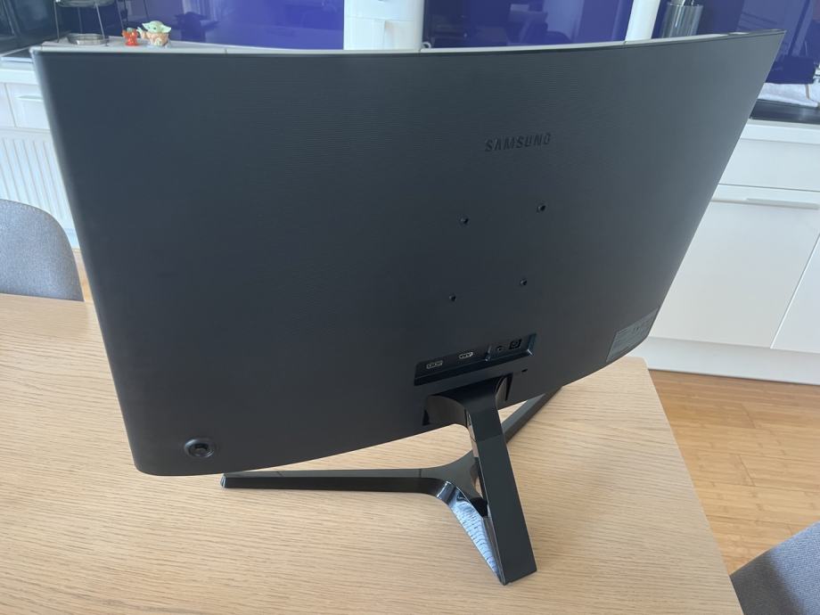 Ukrivljen Samsung monitor/zaslon C27F398FWU