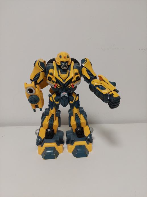 prodam figuro Hasbro 2006 Transformers Bumblebee