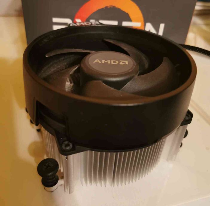 AMD Ryzen 5 2600x + Wraith Spire hladilnik