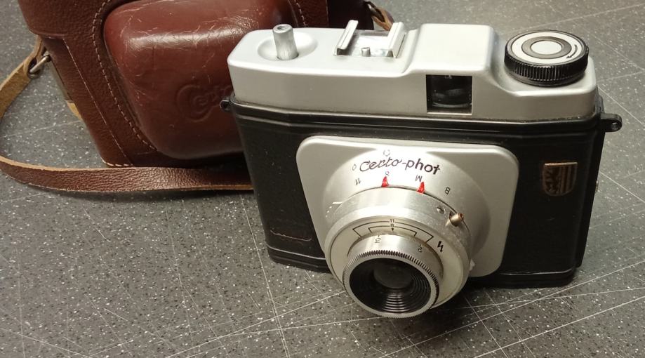 2 stara analogna fotoaparata + knjiga o fotografiji(Arne Hodalič)
