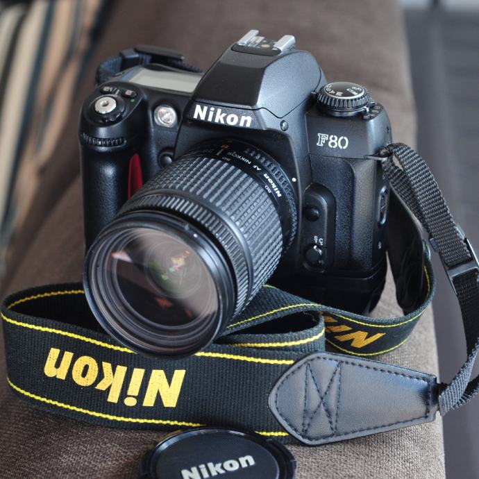 * NIKON F80 & MB-16 & AF Nikkor 28-80mm *, SUPER stanje, prodam