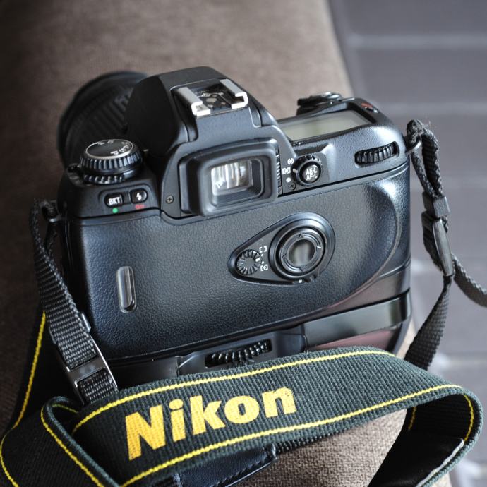 * NIKON F80 & MB-16 & AF Nikkor 28-80mm *, SUPER stanje, prodam