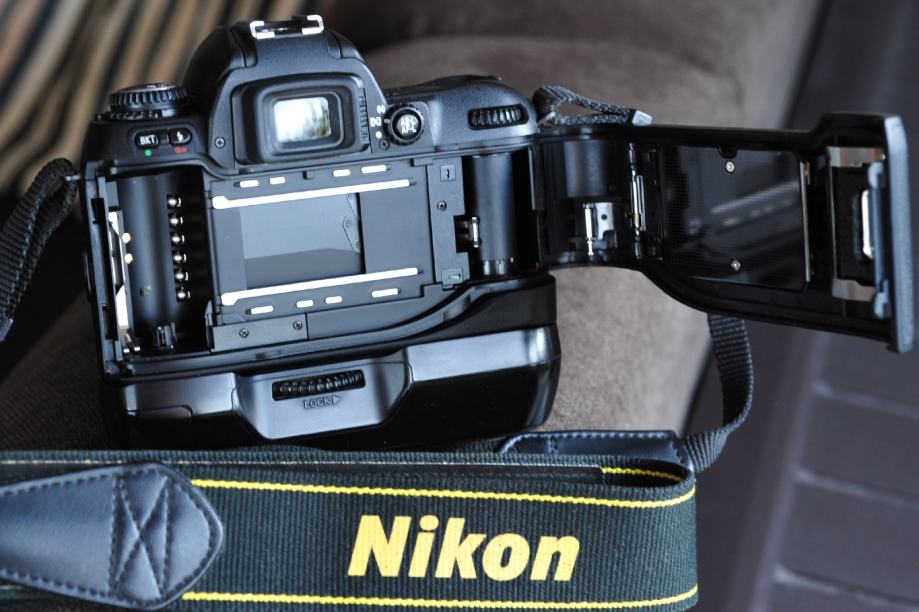 * NIKON F80 & MB-16 & AF Nikkor 28-80mm *, SUPER stanje, prodam