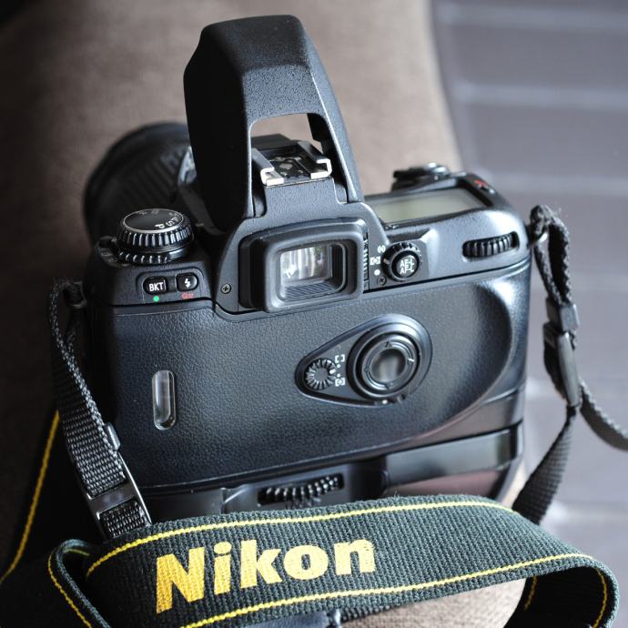 * NIKON F80 & MB-16 & AF Nikkor 28-80mm *, SUPER stanje, prodam