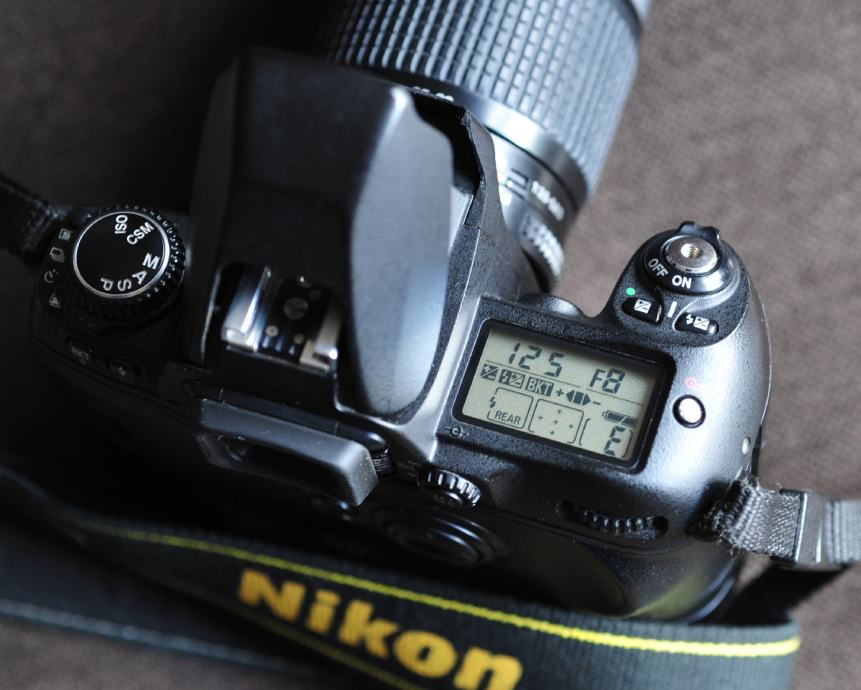 * NIKON F80 & MB-16 & AF Nikkor 28-80mm *, SUPER stanje, prodam