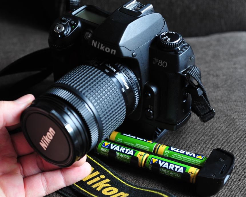 * NIKON F80 & MB-16 & AF Nikkor 28-80mm *, SUPER stanje, prodam