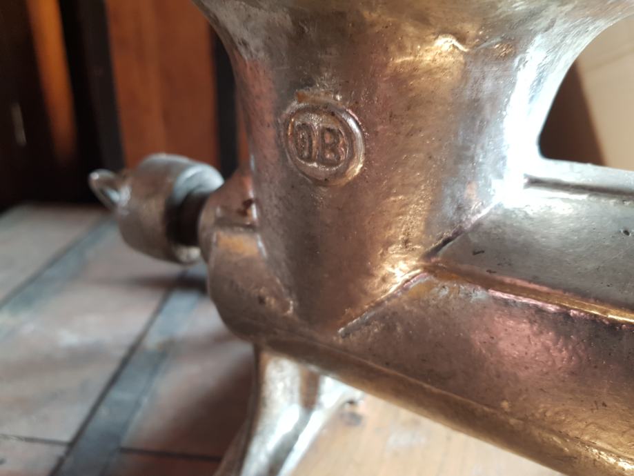 Ročna mesoreznica tip 22