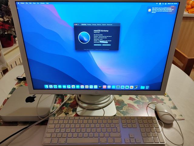 Mac mini (A1347) in zaslon Apple Cinema Display 23 (A1082)