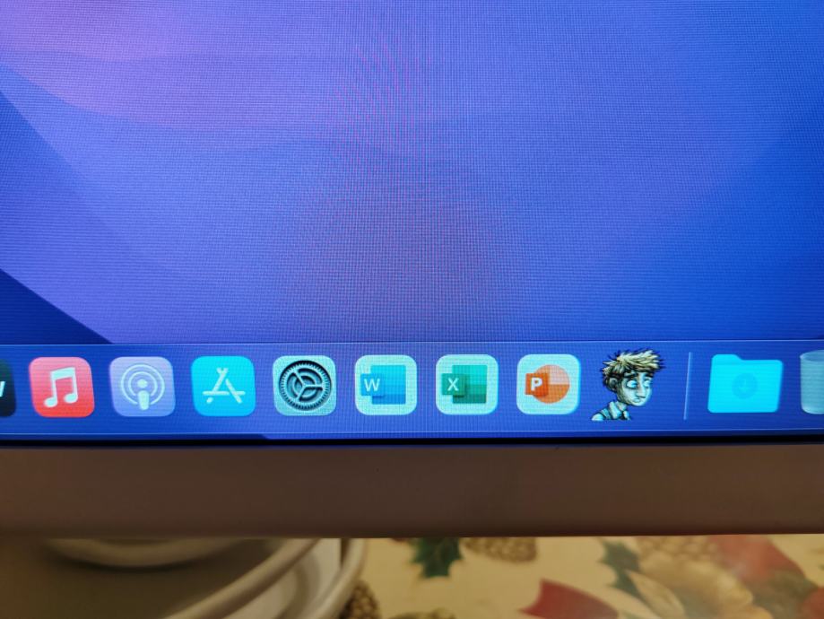 Mac mini (A1347) in zaslon Apple Cinema Display 23 (A1082)