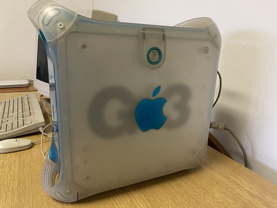 Vintage Apple Macintosh Quadra 800 in Apple Powermac G3 blue&white