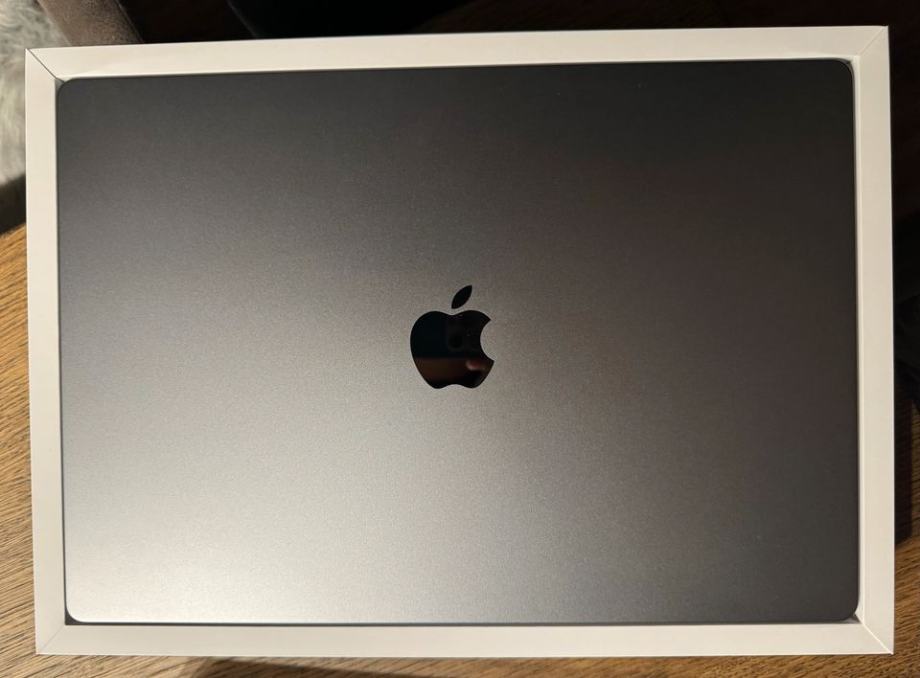 Apple 16 MacBook Pro - 16GB Unified Memory - 512GB SSD / 2021