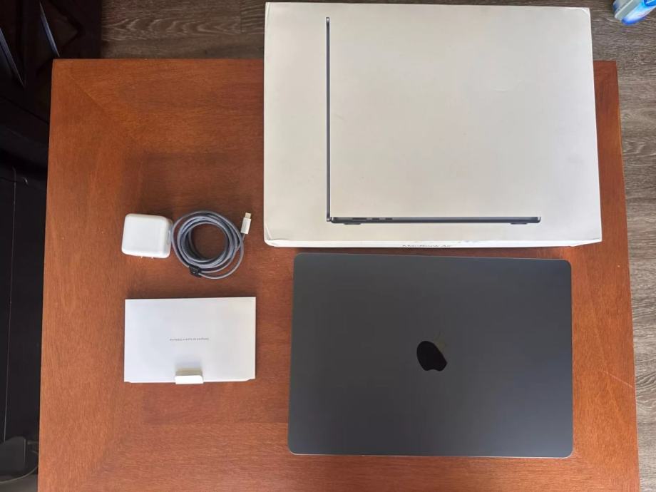 Apple MacBook Air 15-palčni prenosnik - čip Apple M3 - 16 GB pomnilnik