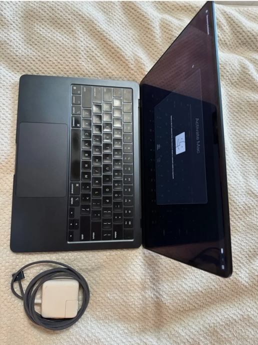 Apple MacBook Air 2022 M2 - 24GB RAM - 1TB SSD