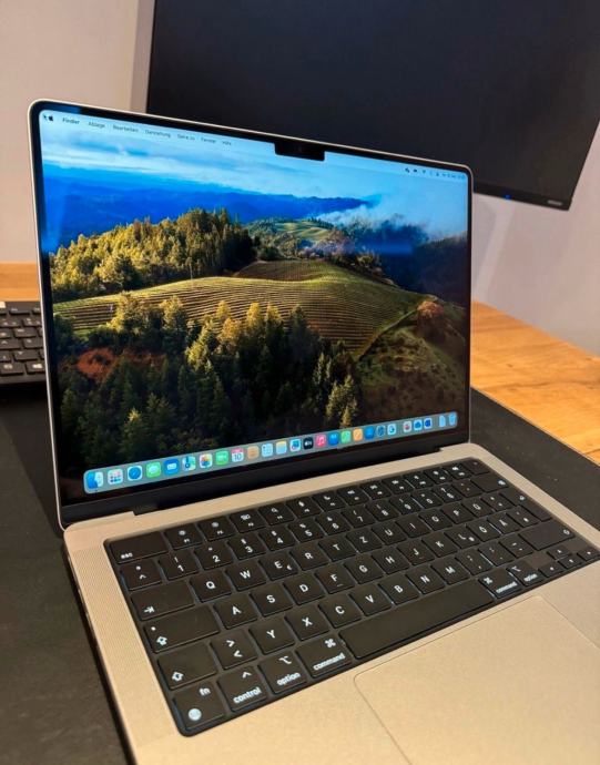 Apple MacBook Pro / M3 Pro Chip / 512GB SSD / 18GB RAM