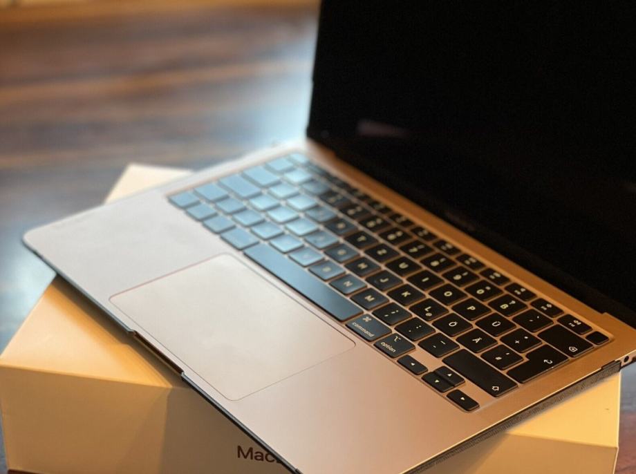 MacBook Air (256 GB SSD, M1, 8 GB)