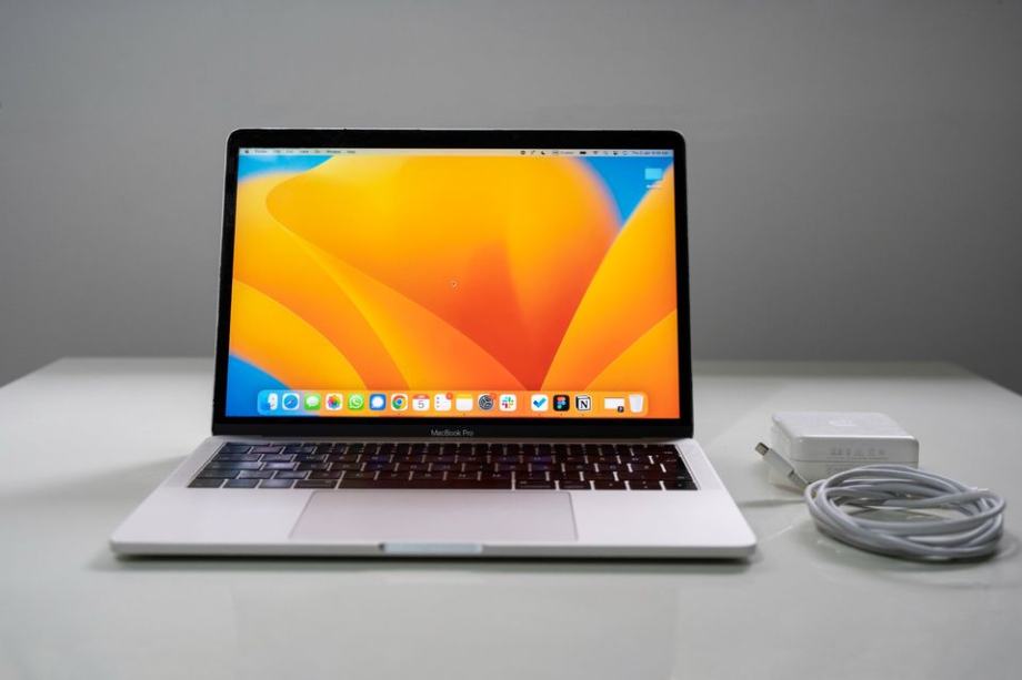 Macbook Pro 2017 retina i5 16gb ram 512gb ssd