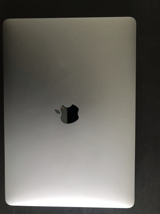 Odličen Apple MacBook Air 13 RETINA, 2020