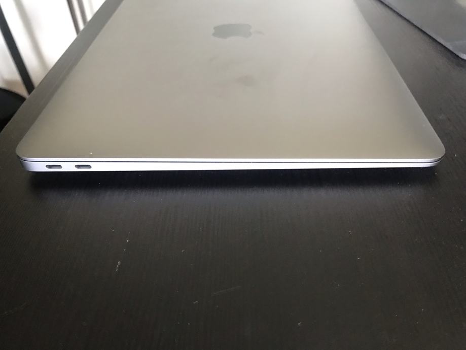 Odličen Apple MacBook Air 13 RETINA, 2020