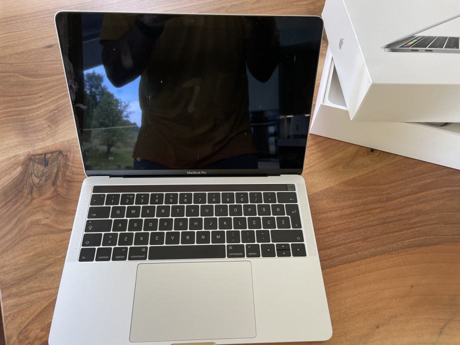 Prodam MacBook Pro 13 256 GB SSD 8GB Ram Touch Bar