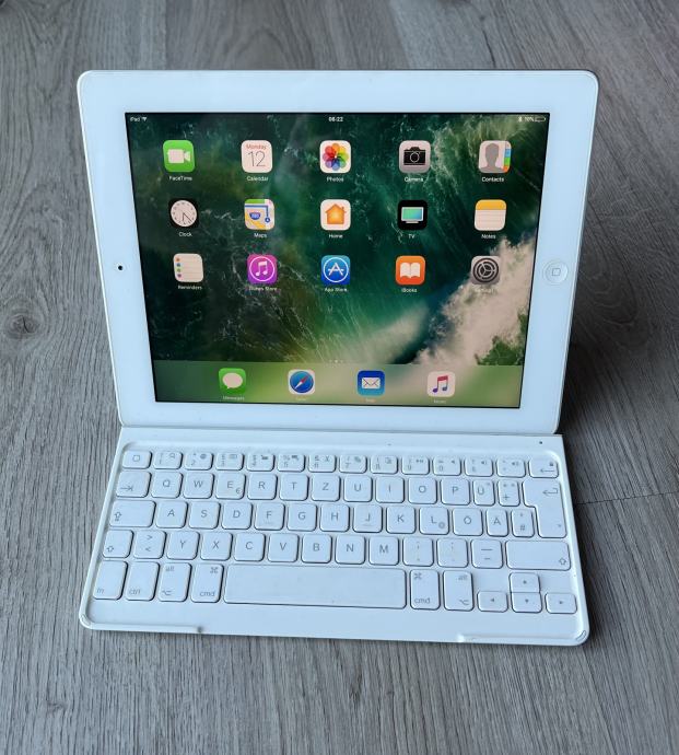 Apple iPad 4. generacije z Logitech tipkovnico