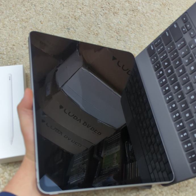 Apple iPad Pro 2TB 12.9 6th Wi-Fi Cellular Space Gray Magic Keyboard