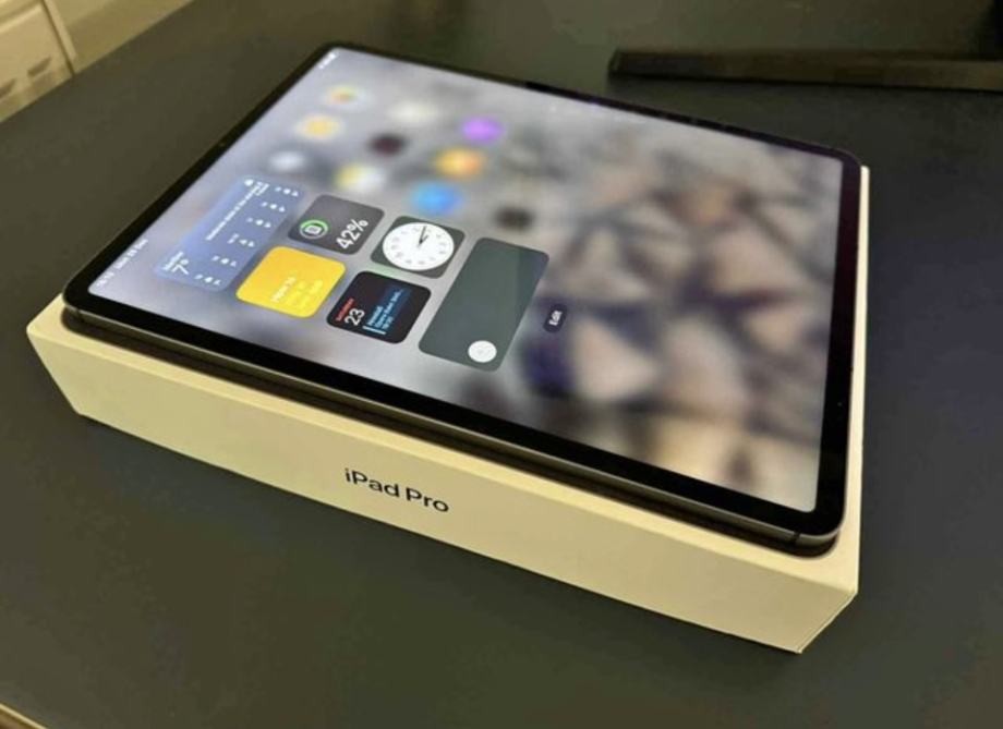 iPad Pro 12.9-inch (5th Generation) Wi-Fi + Cellular
