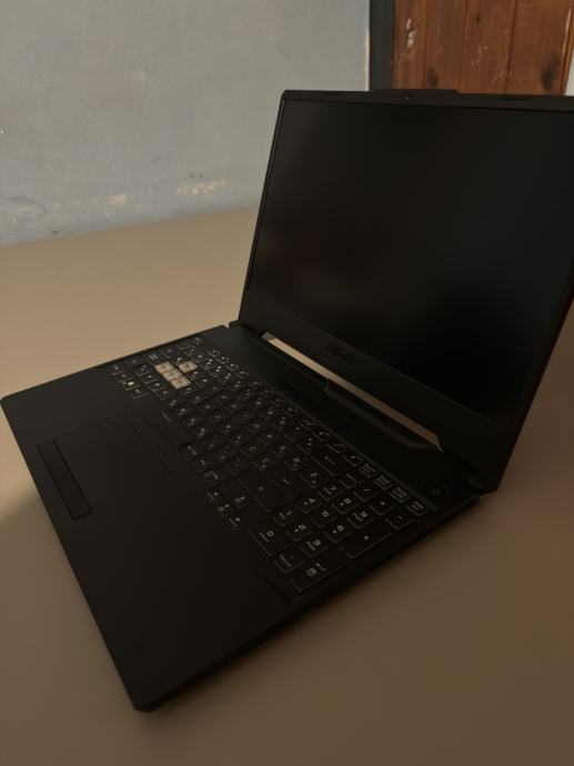 Gaming laptop Asus TUF Gaming A15 in tipkovnica, miška red dragon
