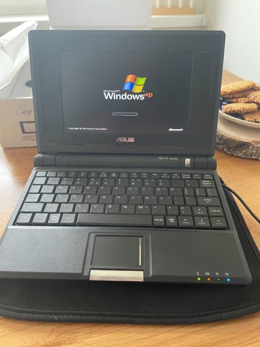 Mini prenosnik Windows XP - Asus EEE PC