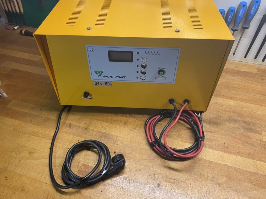 Polnilec 24v 60A