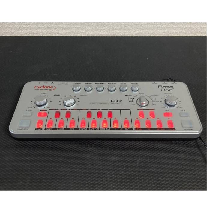 Cyclone analogni bas bot TT-303 V2 Roland TB-303 behringer TD-303