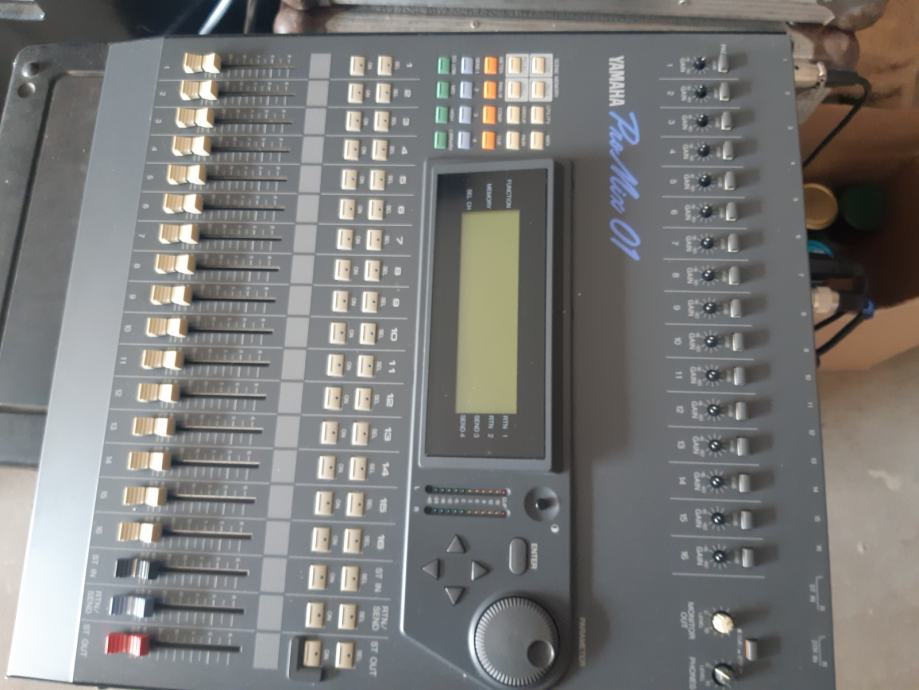 Digitalni mixer Yamaha pro mix01