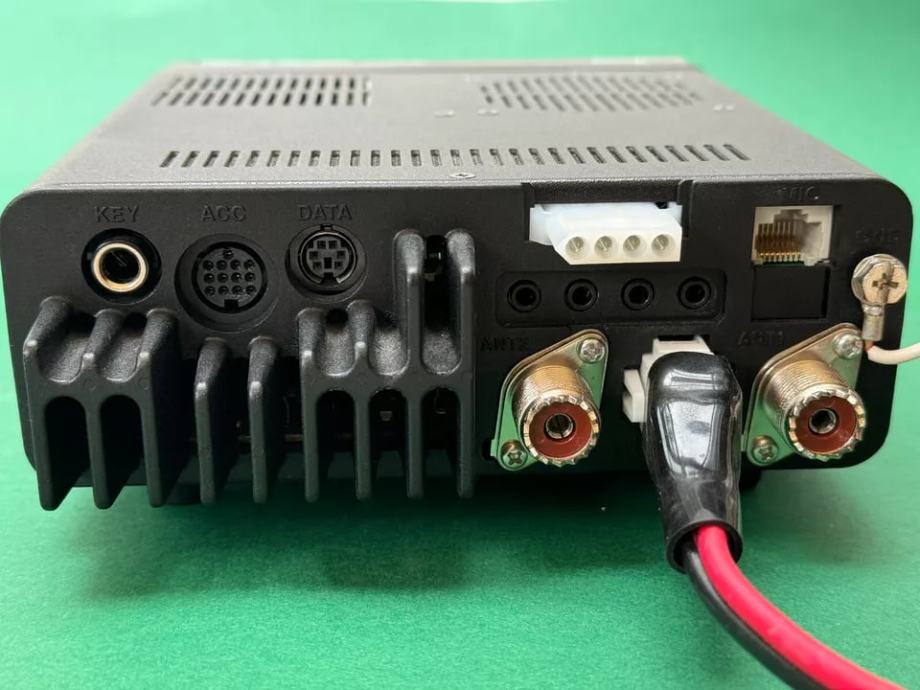 ICOM IC 7000 KW/VHF/UHF All Mode Transceiverc