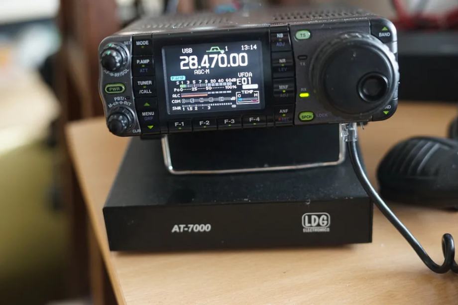 icom ic 7000 oddajnik + LDG AT 7000 ultimative field rig