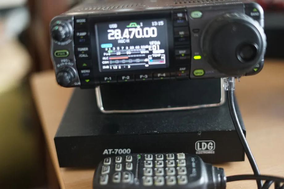 icom ic 7000 oddajnik + LDG AT 7000 ultimative field rig